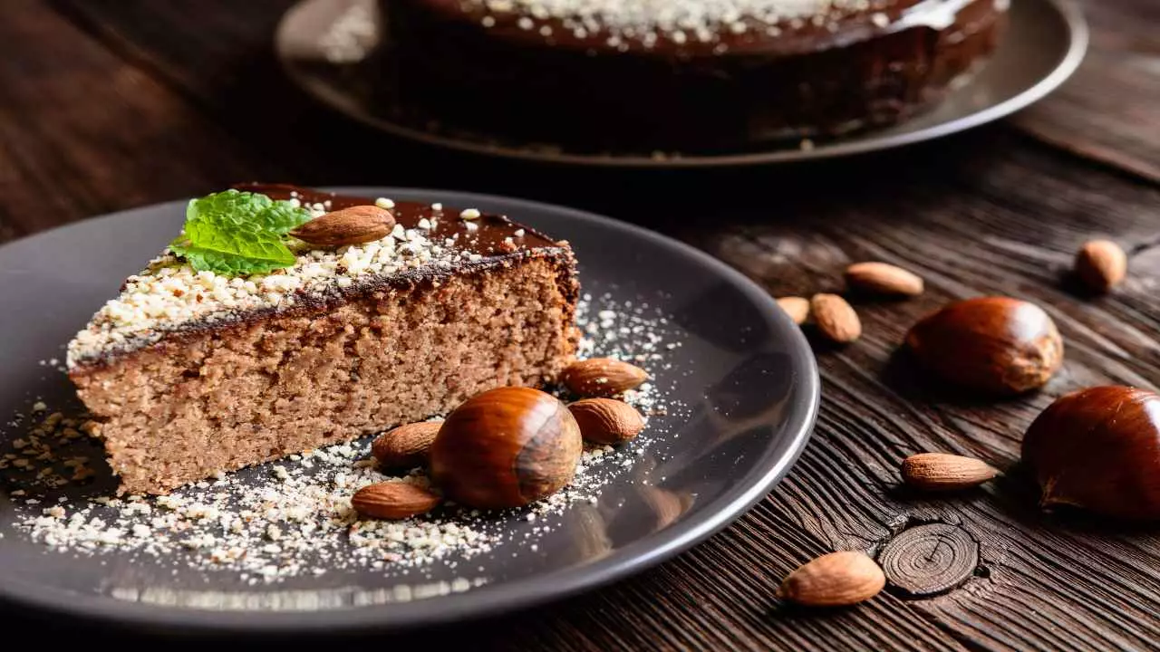 Cake with almonds and chestnuts | A variant of the classic caprese