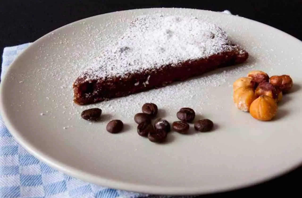 Wholemeal coffee and hazelnut cake, soft as a cloud