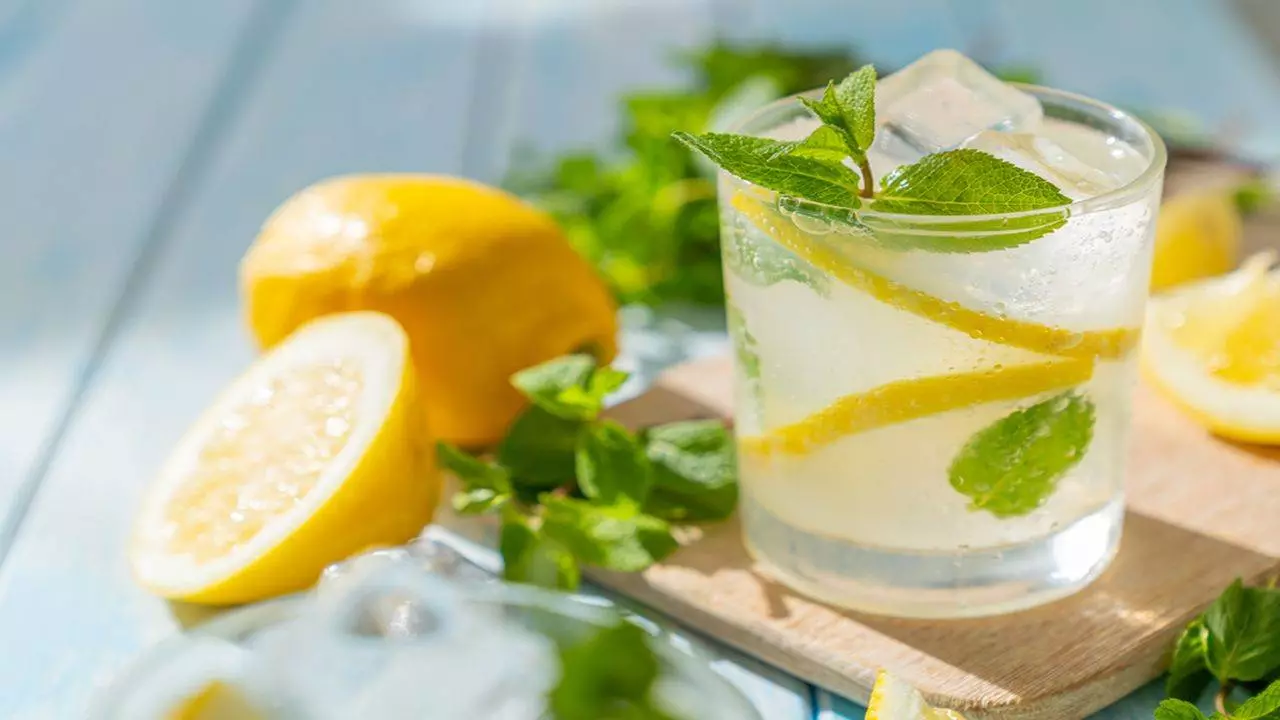 Lemonade nrog mint thiab xim av qab zib | Haus dej txias