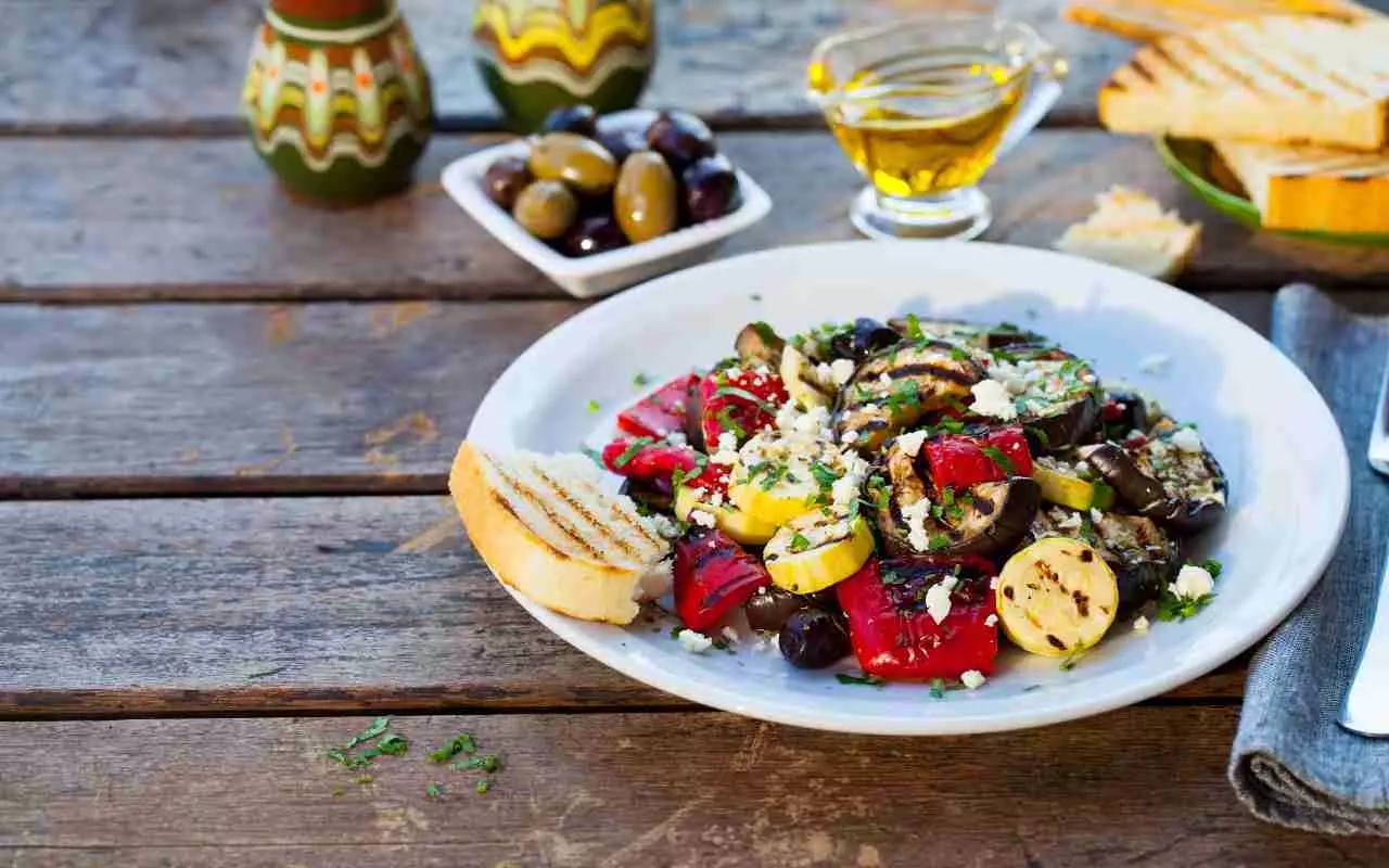 Grillet aubergine salat med poteter og egg | En frisk siderett