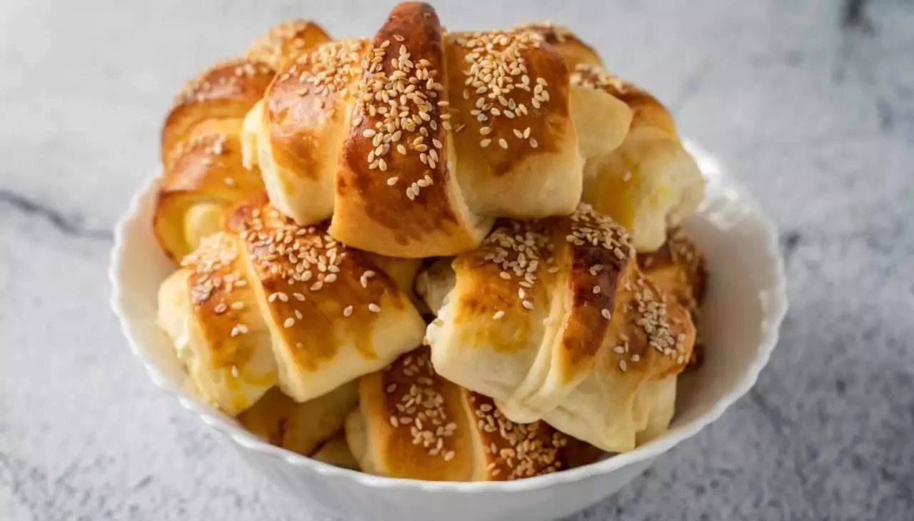 Croissanteja mortadellan ja seesamin kera