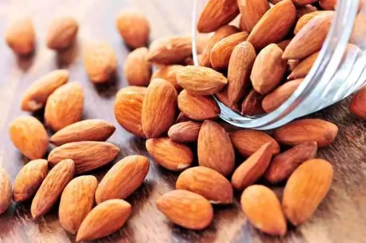 ພິມສູດ macaroons almond ອ່ອນ