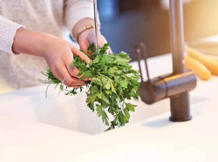 Pouletbeen a gebakene Gromperen mat Champignonen - Rezeptdruck