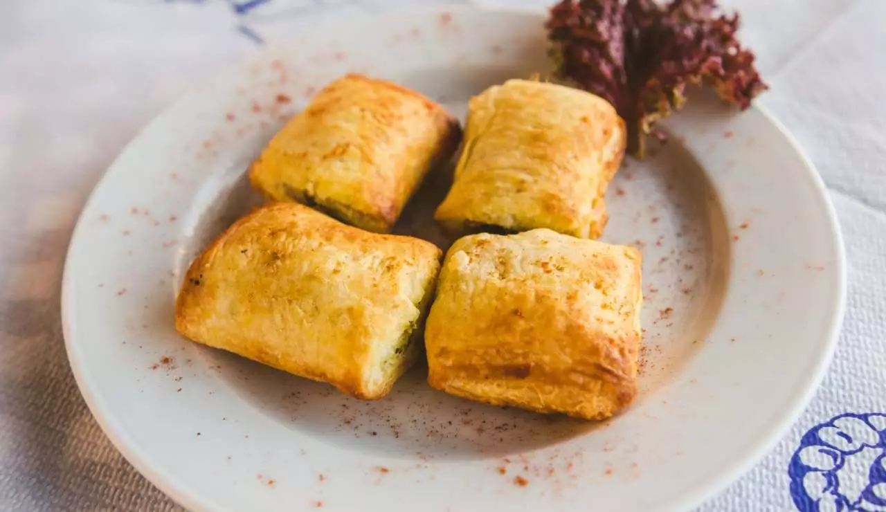 Gulungan puff pastry dengan jamur dan bintik | Mudah dan enak