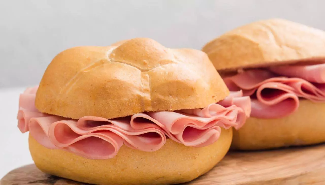 Sandwiches ໂດຍບໍ່ມີການ dough ກັບ mortadella | Delicious ແລະລົດຊາດຫຼາຍ