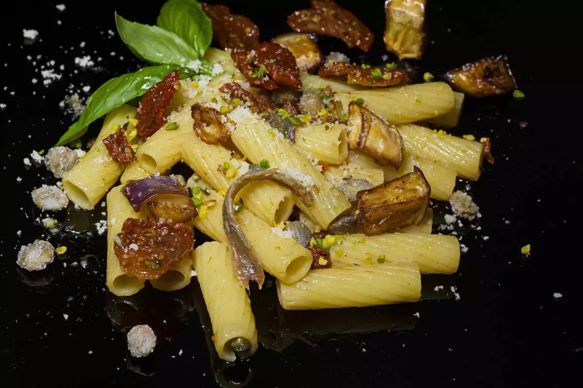 Sicilian rigatoni ໃນສີຂາວ, ເປັນອາຫານທີ່ງ່າຍແລະຕົ້ນສະບັບ