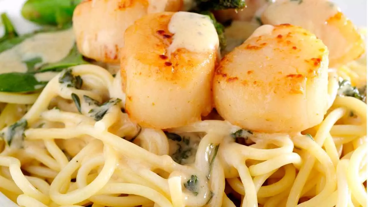 Spaghetti pẹlu scallops ati ipara | a akọkọ papa ti yoo rawọ si gbogbo eniyan