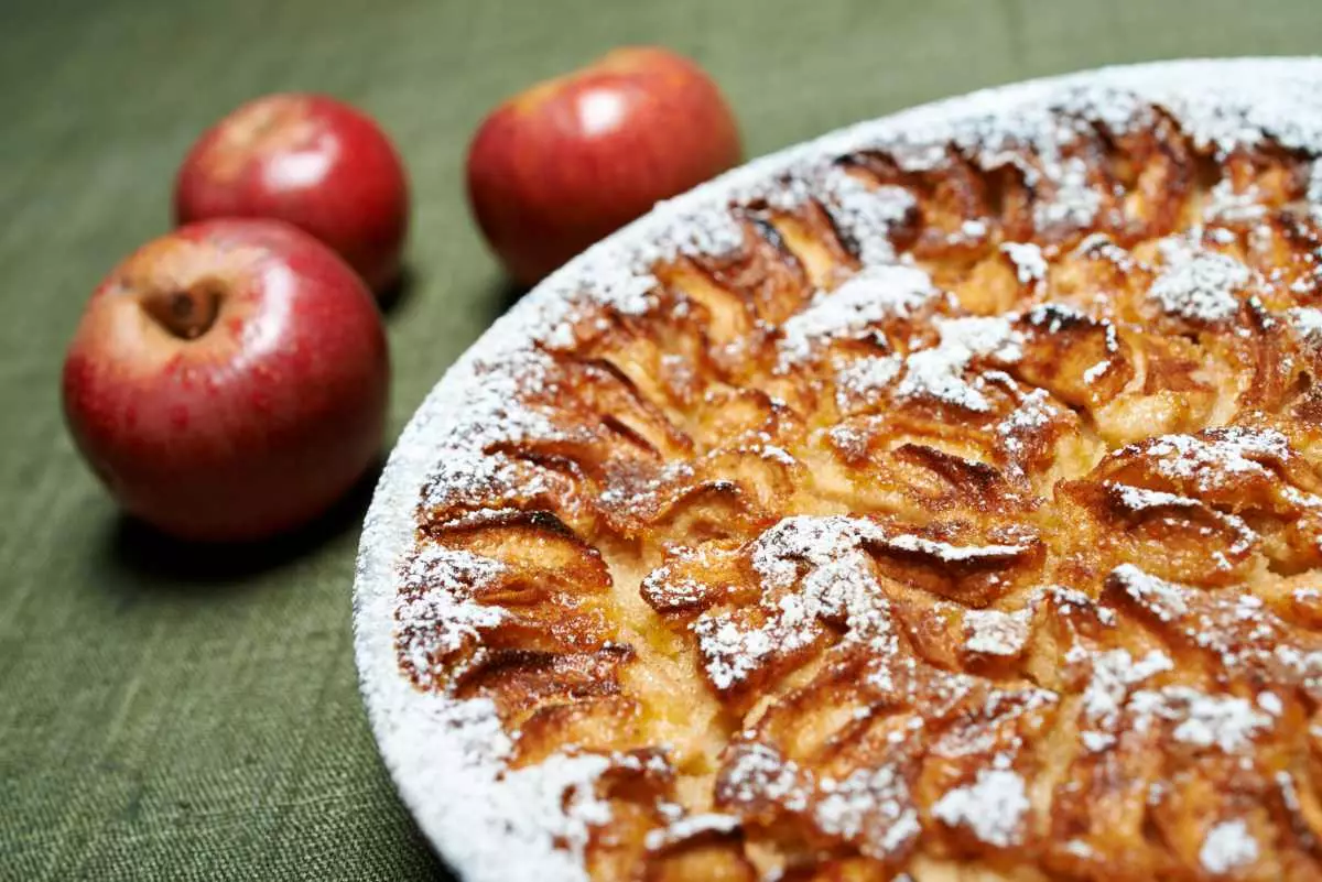 Torta iz rikote in jabolk: enostavna za pripravo in zelo kremasta sladica