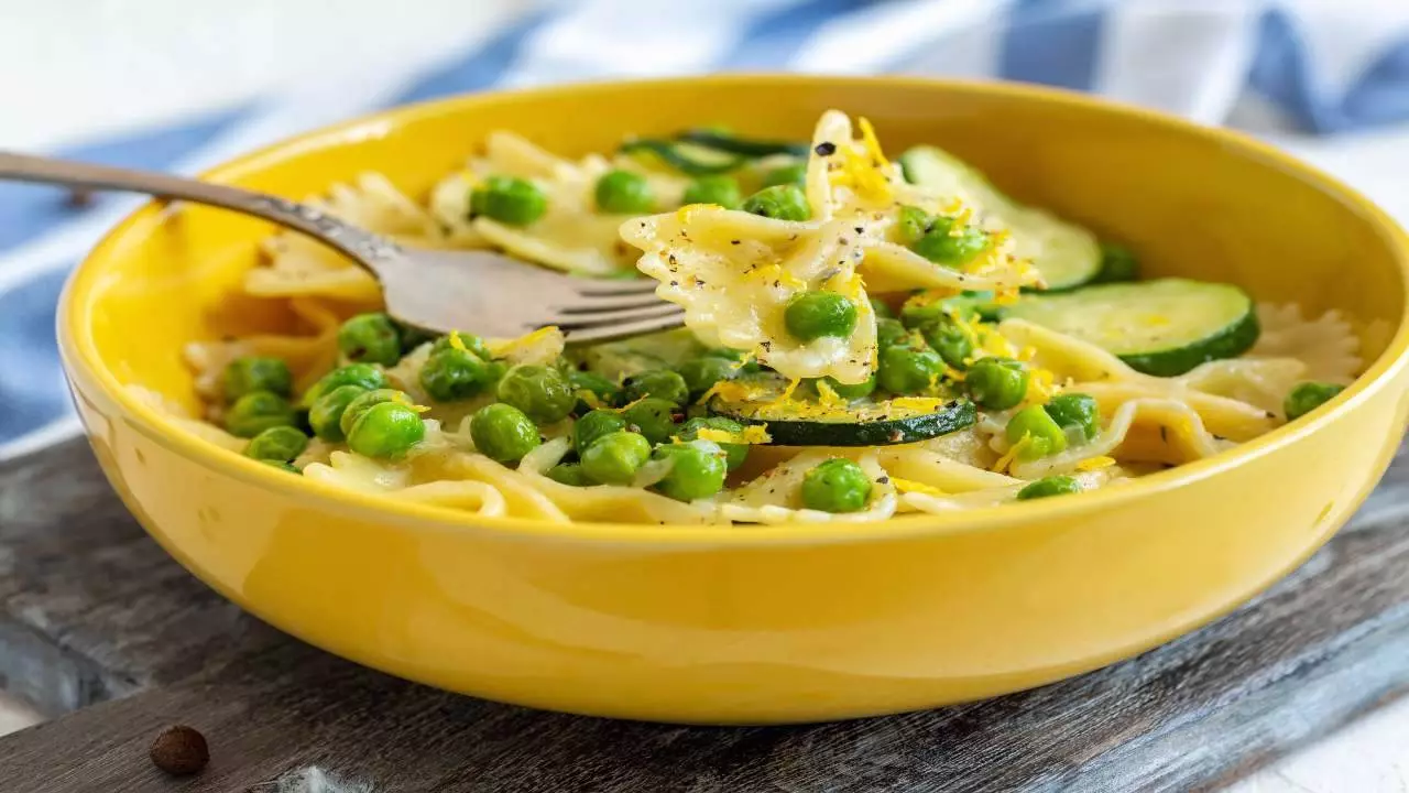 Farfalle with courgettes and peas | ម្ហូបឆ្ងាញ់ ហើយតែងតែសរសើរ