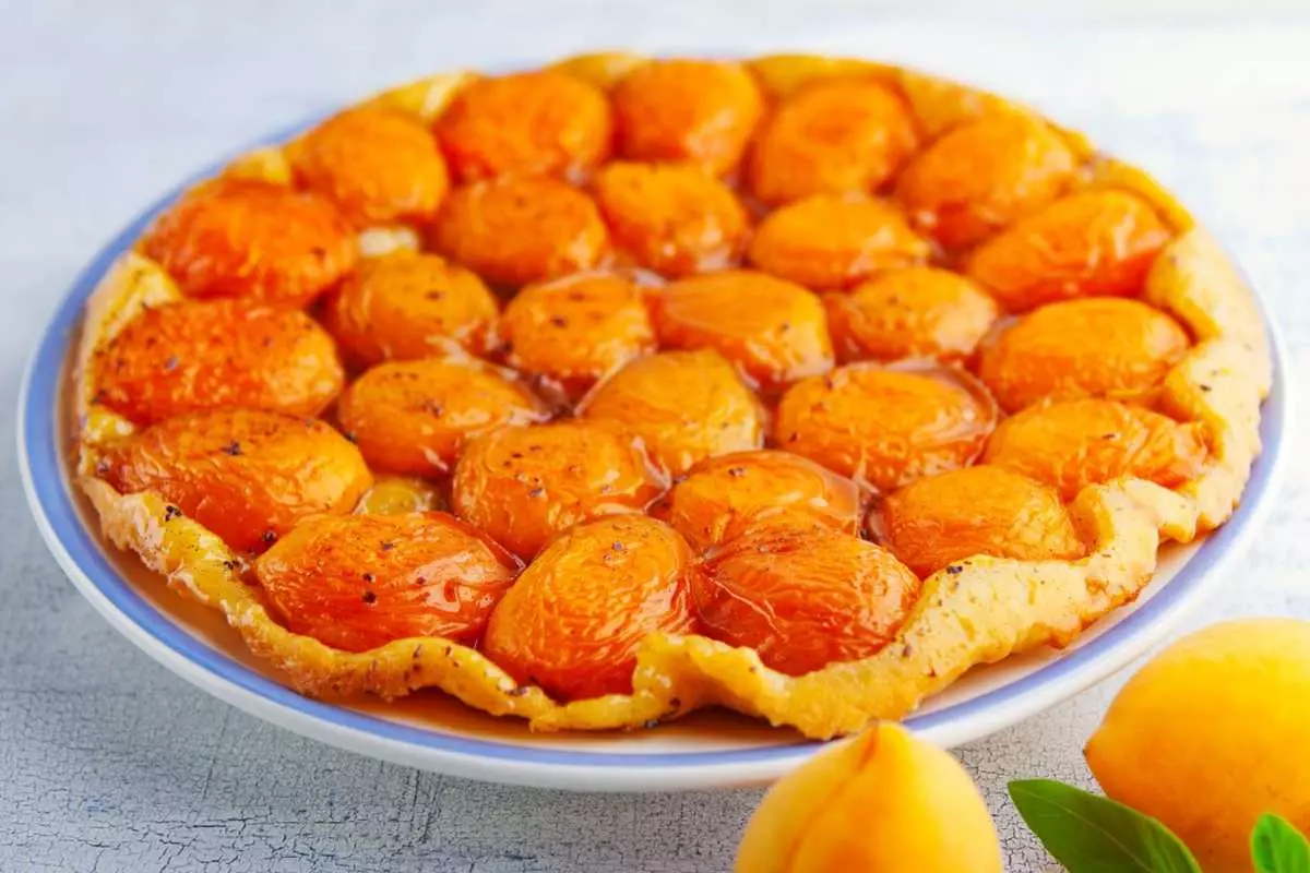 Abricot Tarte Tatin: yon variant bon gou nan vèsyon klasik la