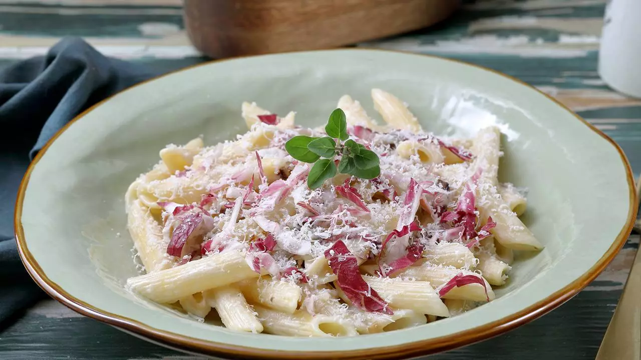 pasta nrog radicchio thiab gorgonzola, zoo heev thawj chav kawm