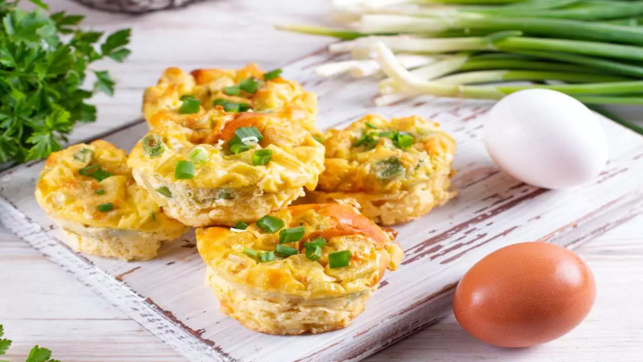 Muffin omelette tare da chives | Cikakken abincin yatsa azaman appetizer