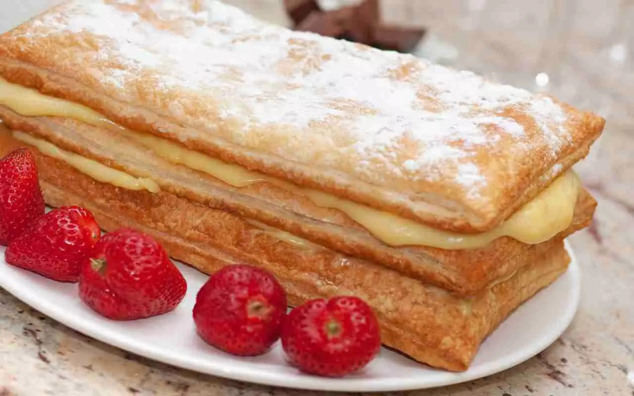 Puff pastry cake with cream | Light but delicious cake