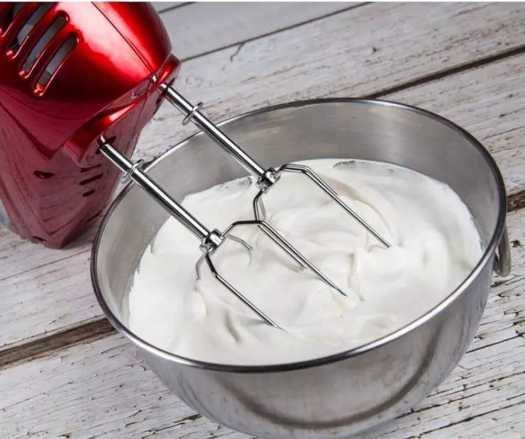 Mga parisukat na may cream at strawberry | Ang masarap na recipe para sa Araw ng mga Puso 9078_3