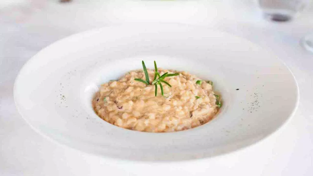 Cauliflower risotto, stracciatella jibini na Bacon | Sahani ya kumwagilia kinywa 9094_1