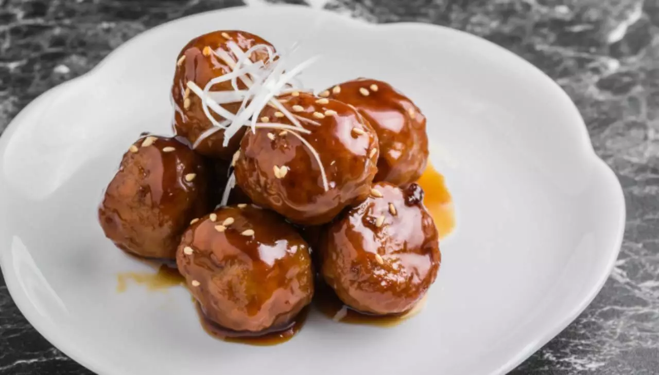 Ụtọ na utoojoo meatballs na yabasị uzommeputa