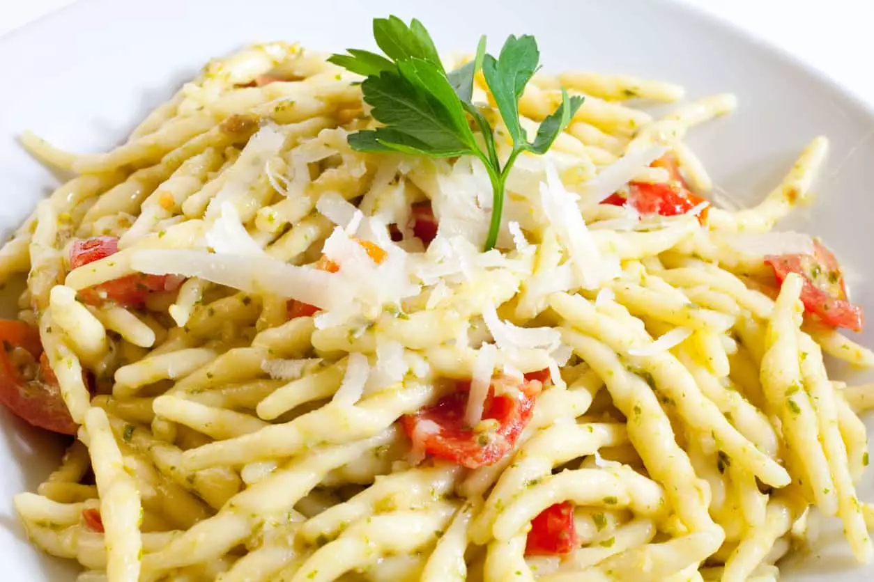 Trofie com pesto de berinjela e tomate cereja, um prato saboroso