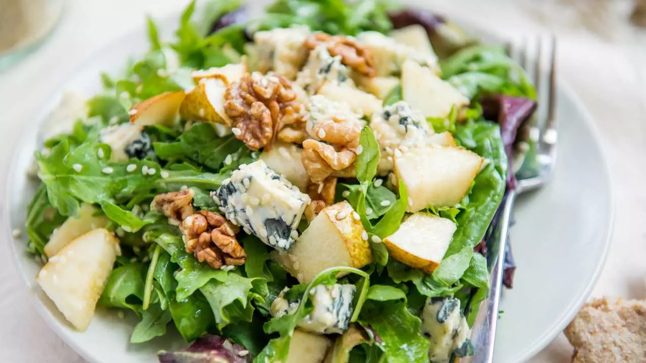 ສະຫຼັດບັ້ງໄຟກັບ pears, walnuts ແລະ gorgonzola