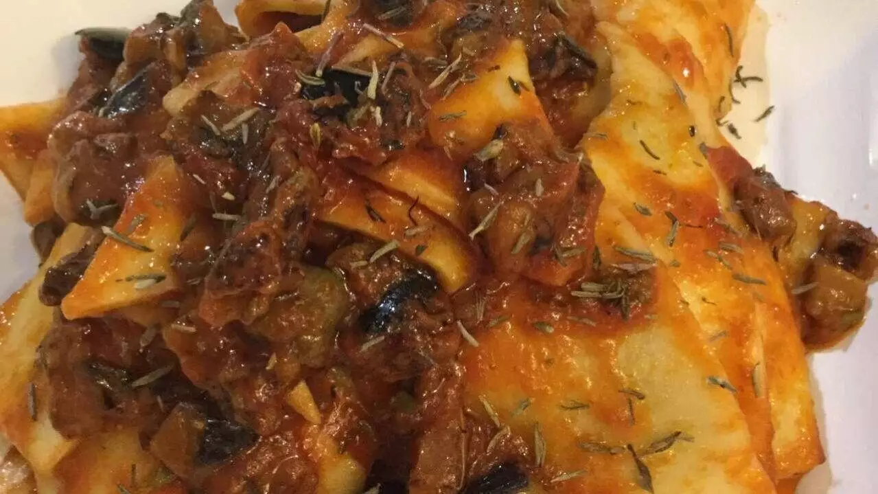 Maltagliati com molho de berinjela, prato tradicional e saboroso