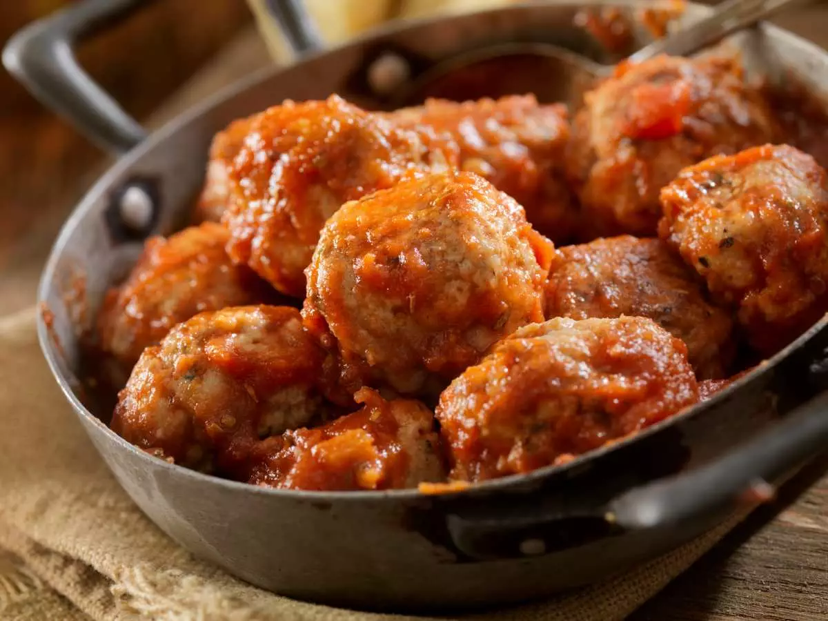 Boulettes de pommes de terre et de thon à la tomate, un deuxième plat appétissant