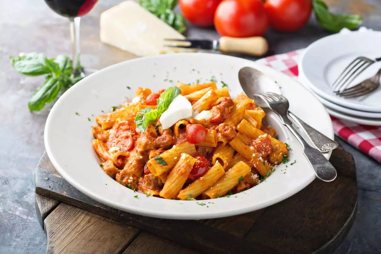 Pasta alla rusticana ak sosis, yon premye kou rapid ak fasil