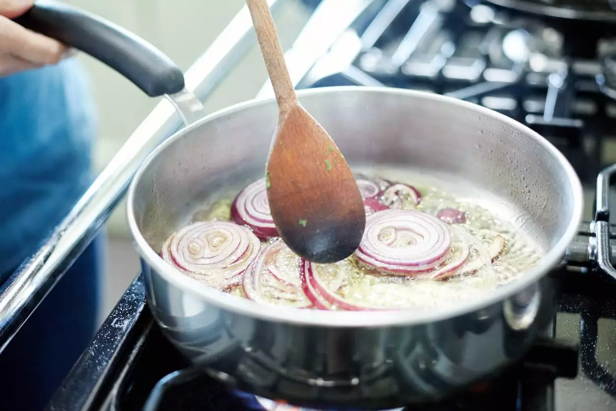 Pasta alla rusticana bi sosîsê, qursa yekem a zû û hêsan 9139_3