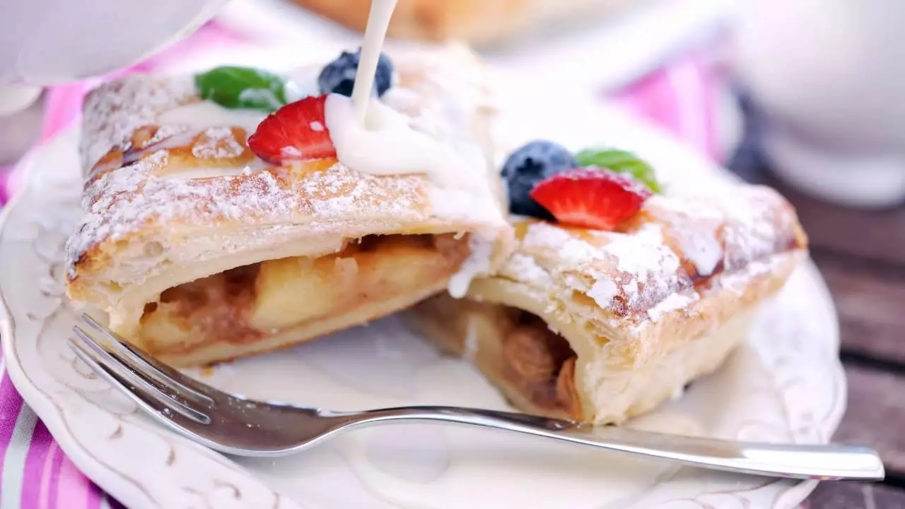 Opgerold koekje met appels en snelle en delicate jam