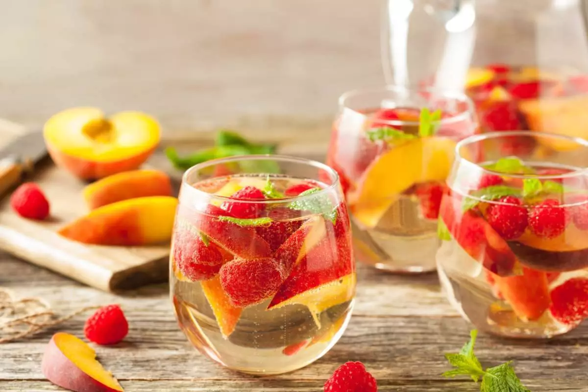 Sangria od bijelog meda je varijacija klasične španjolske sangrije