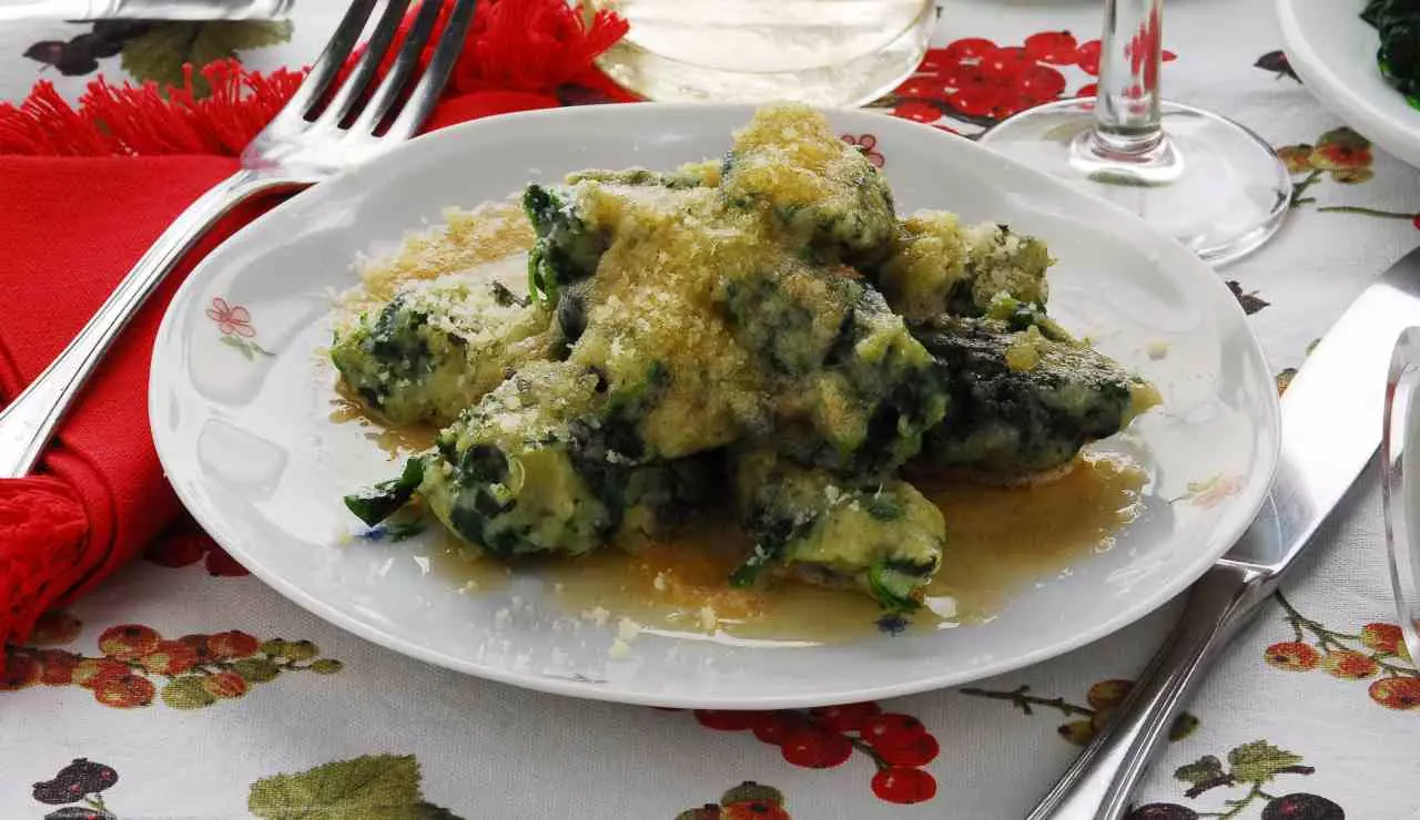 Gnudi béchamel እና parmesan ጋር | ድንቅ የመጀመሪያ