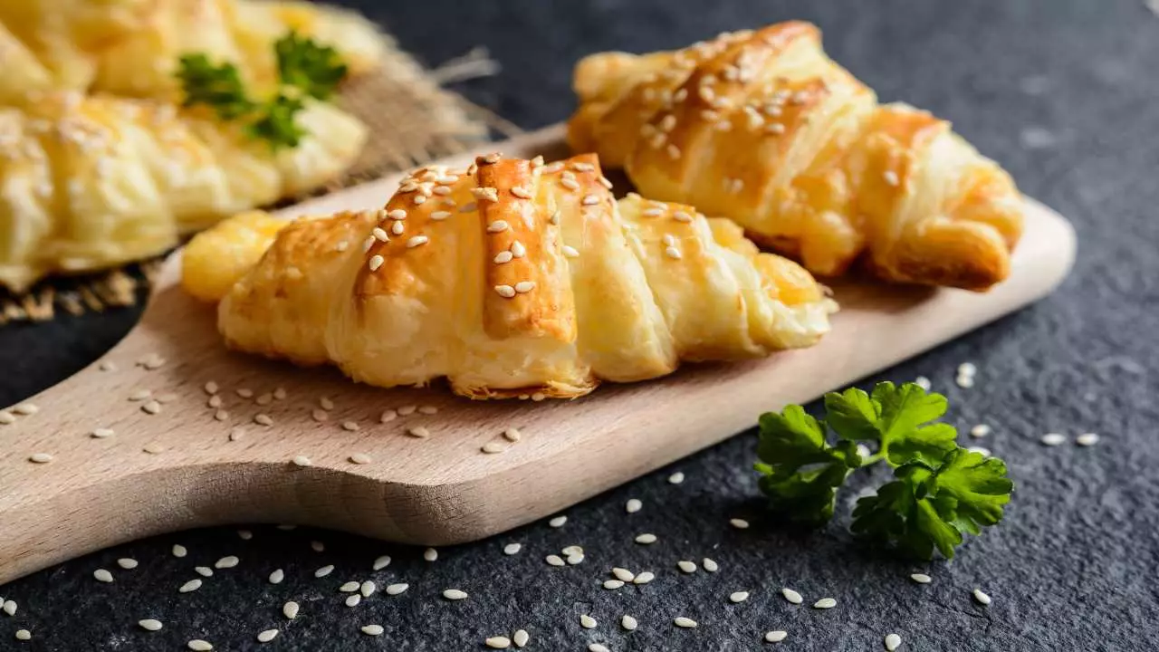 Puff pastry croissants hamwe na foromaje | Ibiryo biryoshye byintoki