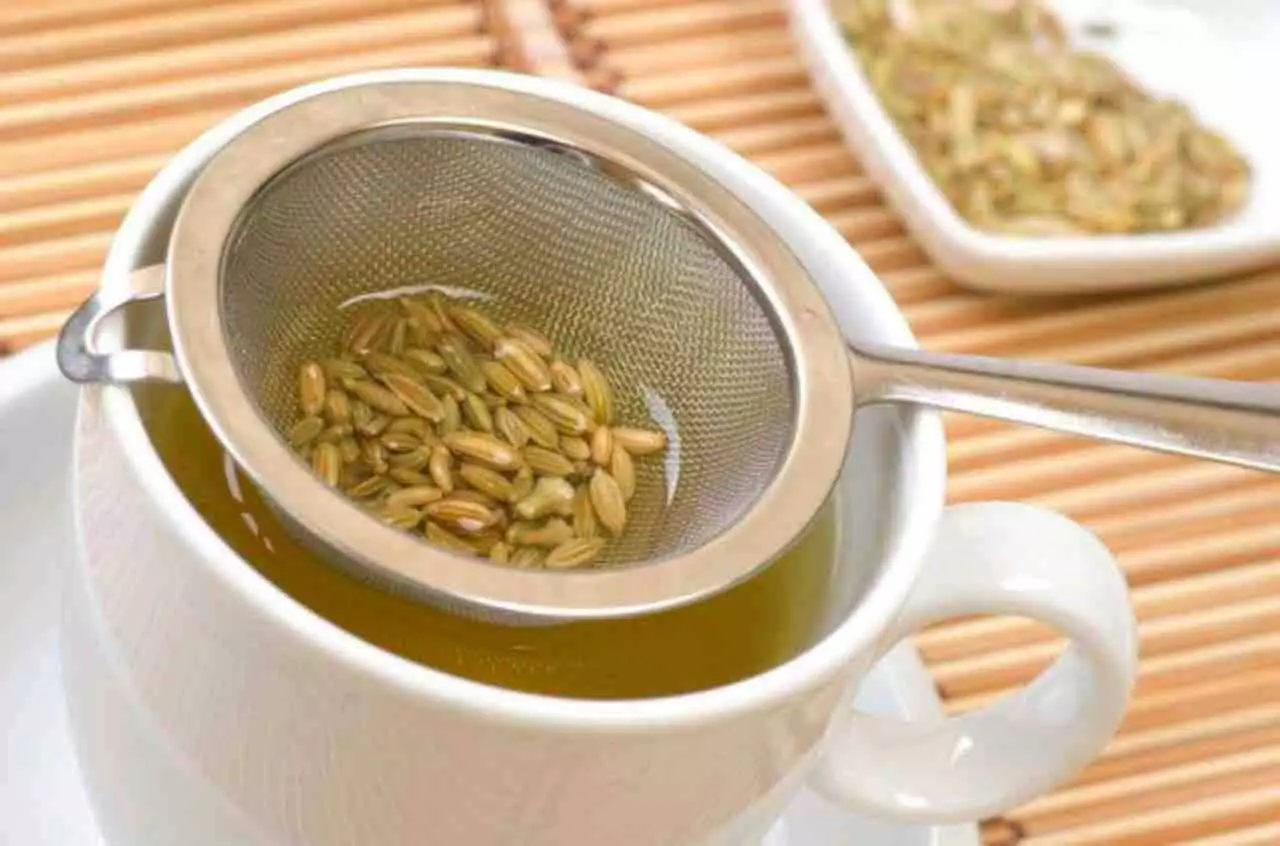 Teh herbal slimming gancang sareng green tea sareng fennel, kalori jauh tina rasa