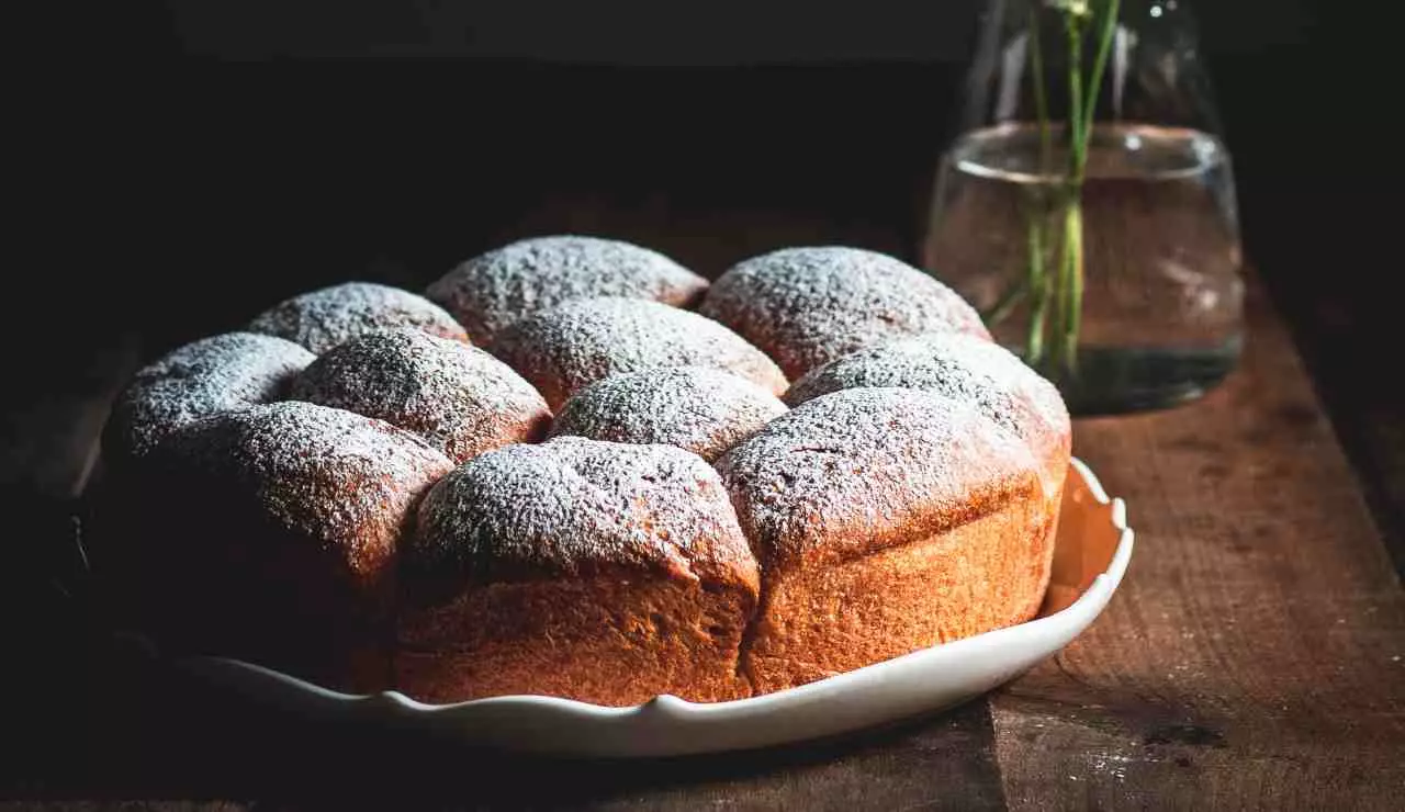 ເຂົ້າຈີ່ Brioche ກັບ jam ແລະຫມາກໄມ້ແຫ້ງ