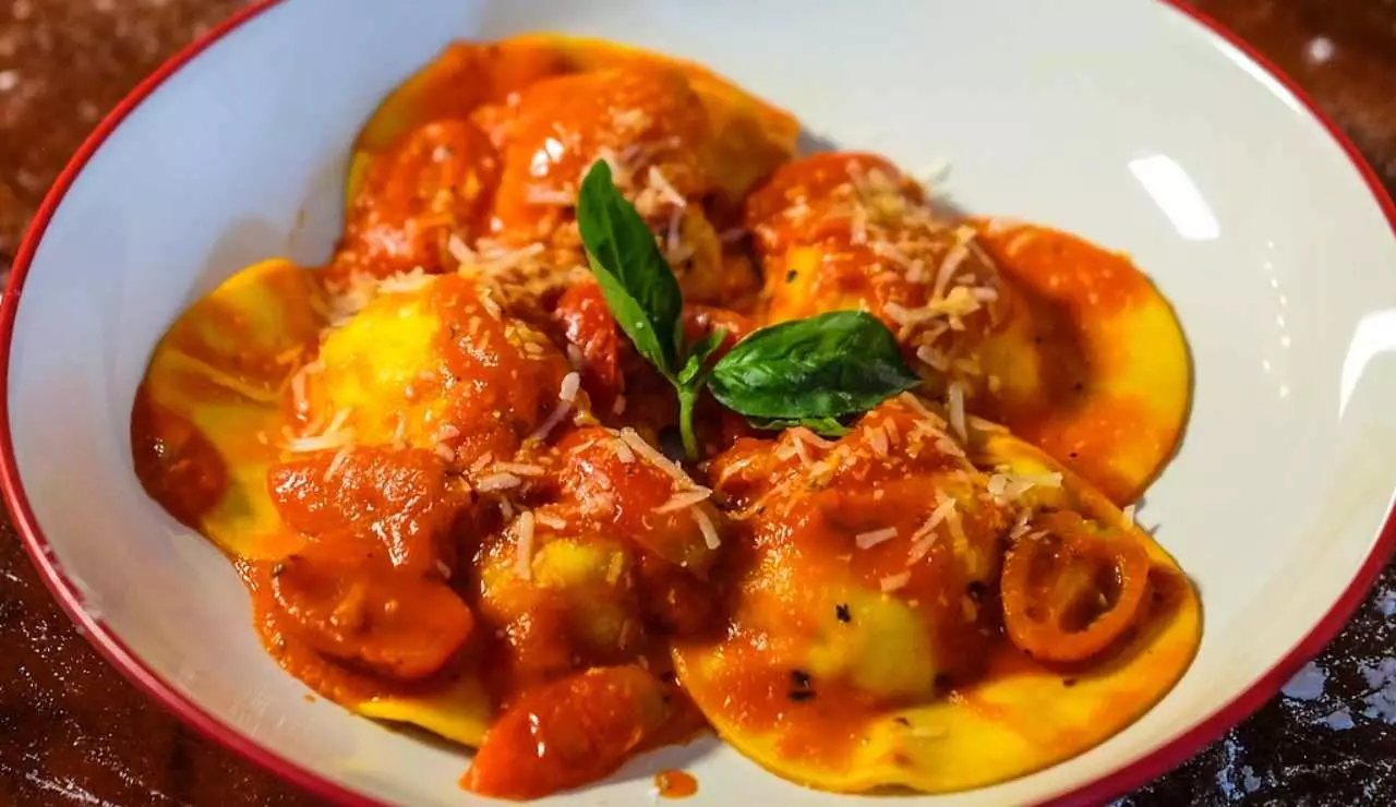 Pancetta we stracchino alla caprese bilen Ravioloni | Ilki bilen ajaýyp!