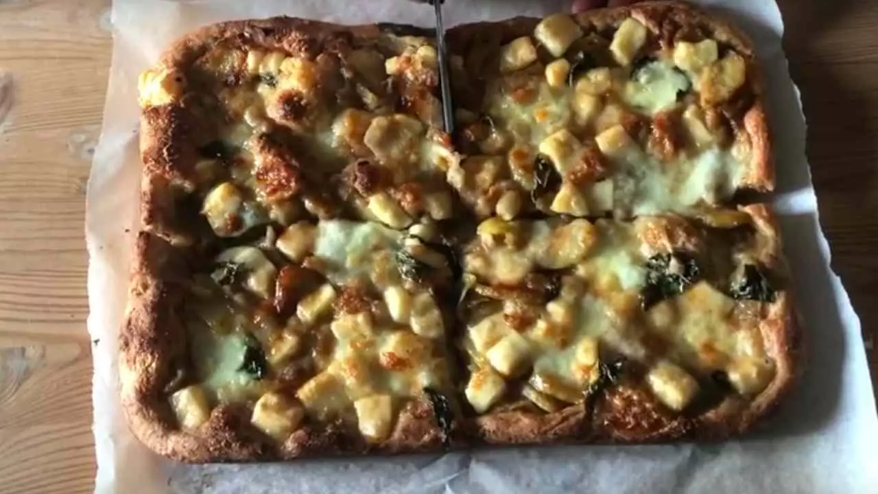 Volkoren witte pizza met aardappelen, ui en gerookte kaas 9281_1