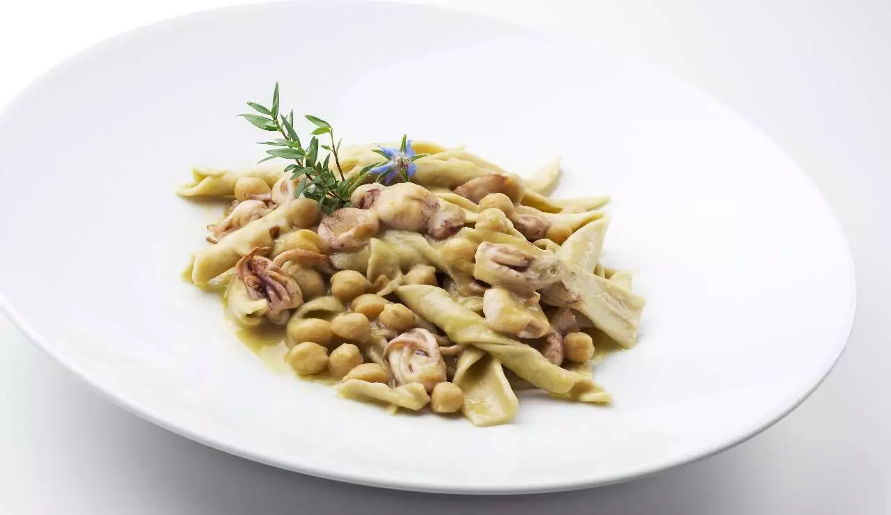 Roman-style nga pasta ug chickpeas | lamian nga tradisyonal nga pagkaon 9296_1