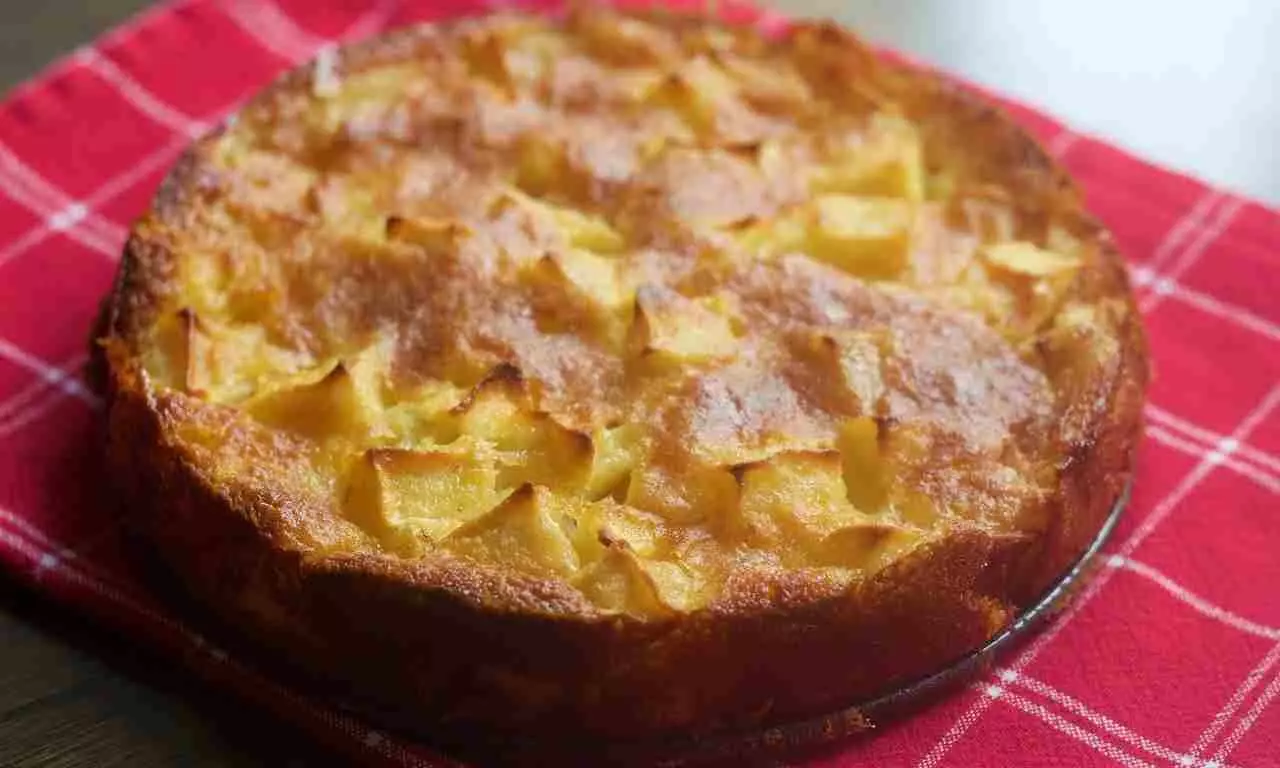 עוגת חלבון ביצה אוורירית עם תפוחים וריבה מתכון 9303_1
