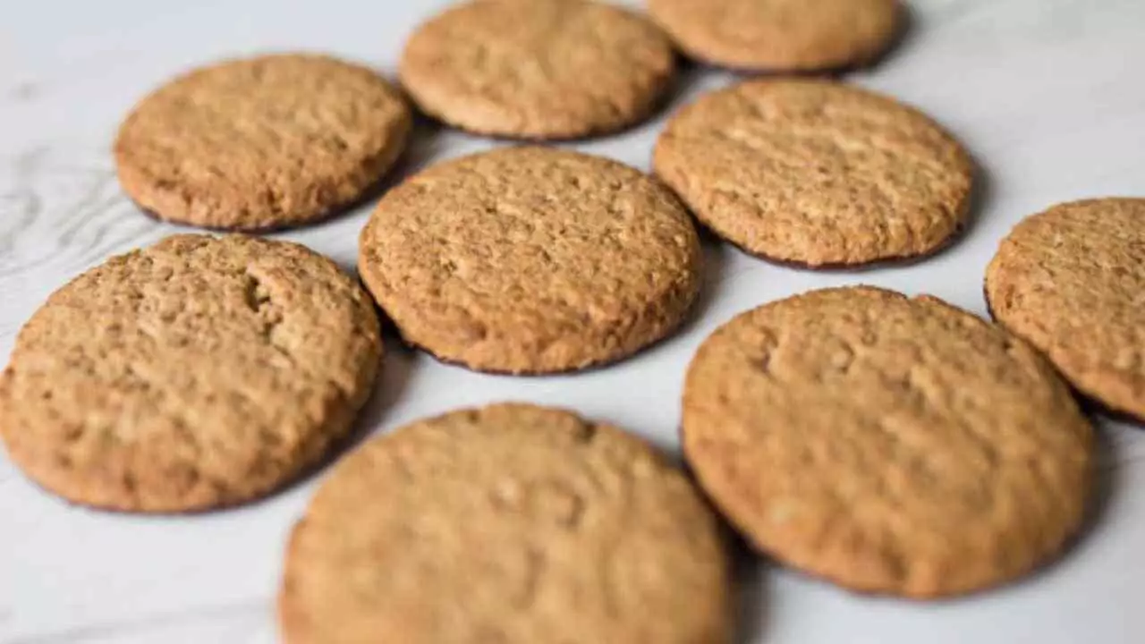 Dry wholemeal biscuits mou