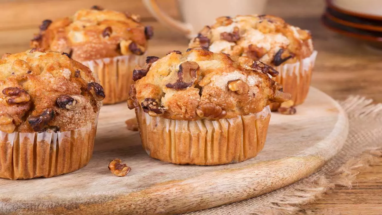 Muffins kalawan hazelnuts na walnuts | Lemes jeung seungit pikeun salawasna ngarasakeun