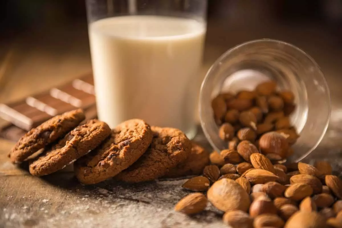 Biskuit garing kalayan almond, naon nu peryogi pikeun snack atawa sarapan