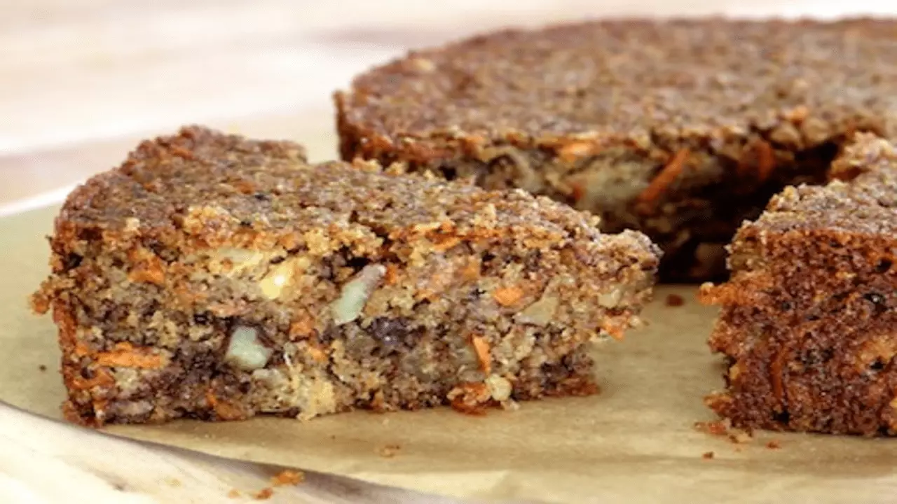 Amaretti és csokoládé zsemlemorzsás torta, könnyen és lágyan fogyasztható