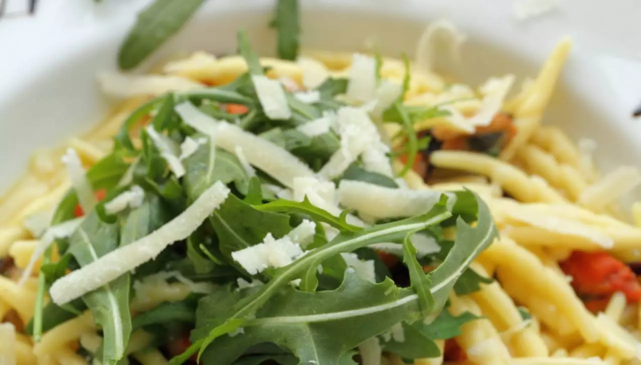 Insalata Trofie bil-parmesan | L-ewwel platt fit-togħma u veloċi ħafna