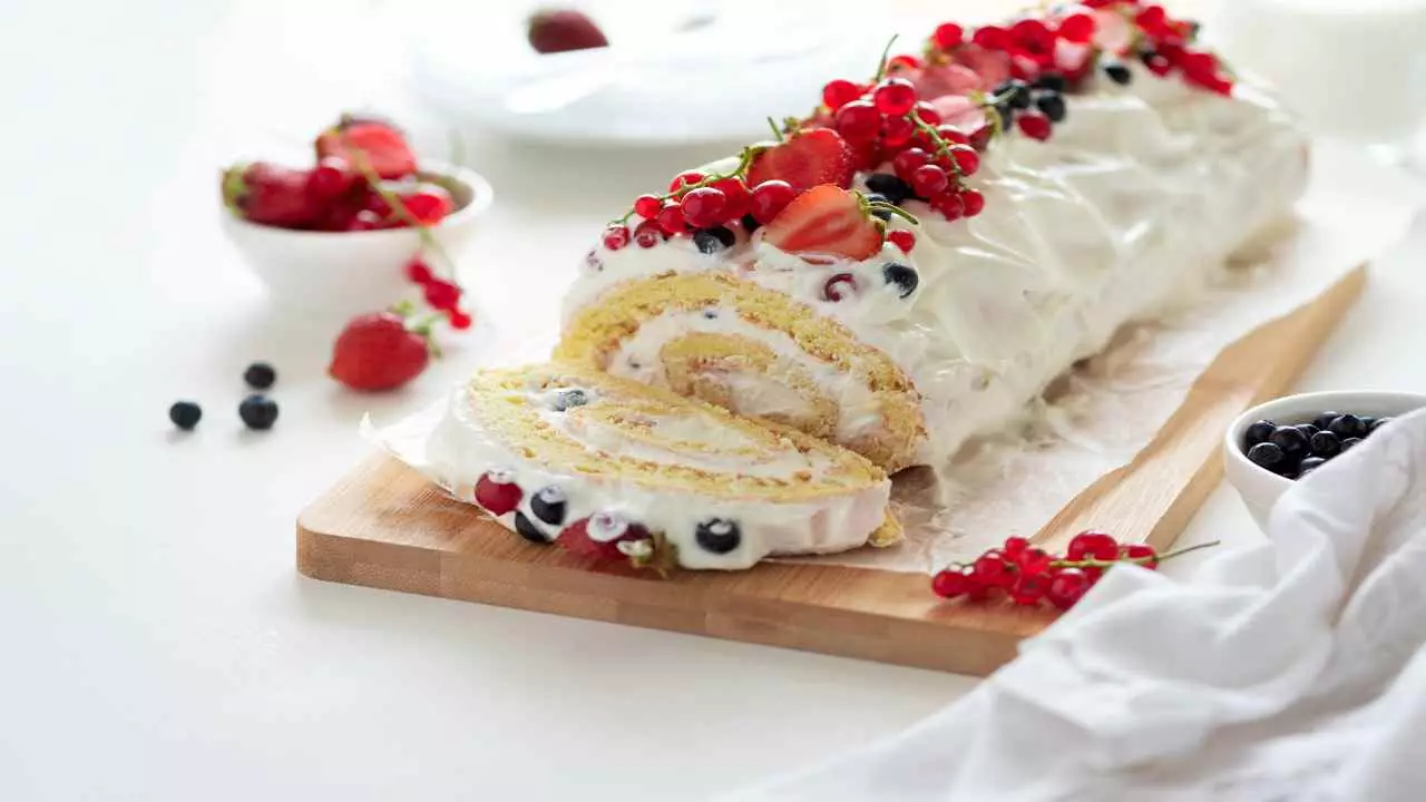 Roll uban sa strawberry ug currant cream | usa ka presko ug delicate nga dessert