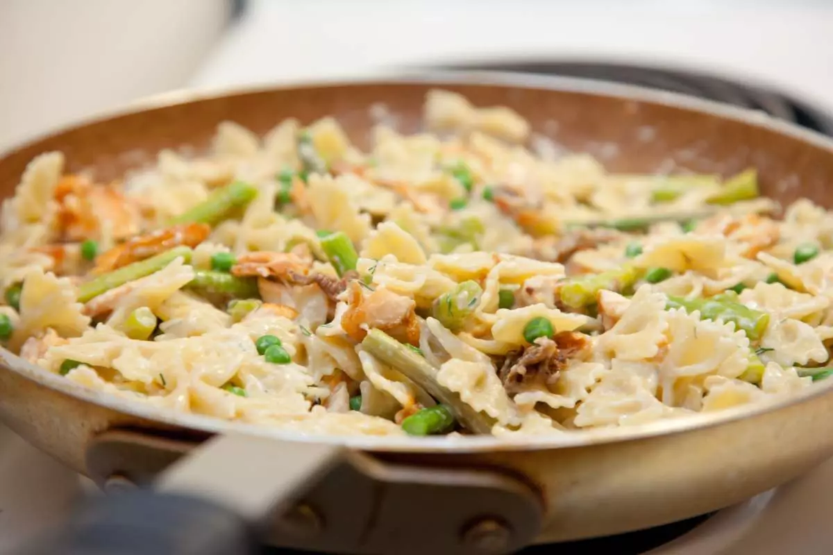 Pasta kalawan Cream of Salmon jeung Asparagus, kaget dulur