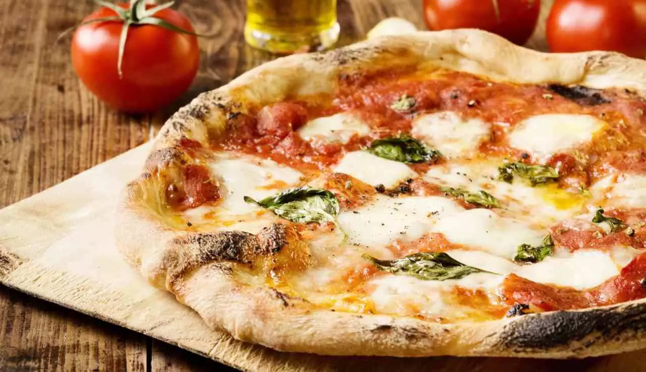 Pizza Margherita kawas di pizzeria a | resep Neapolitan