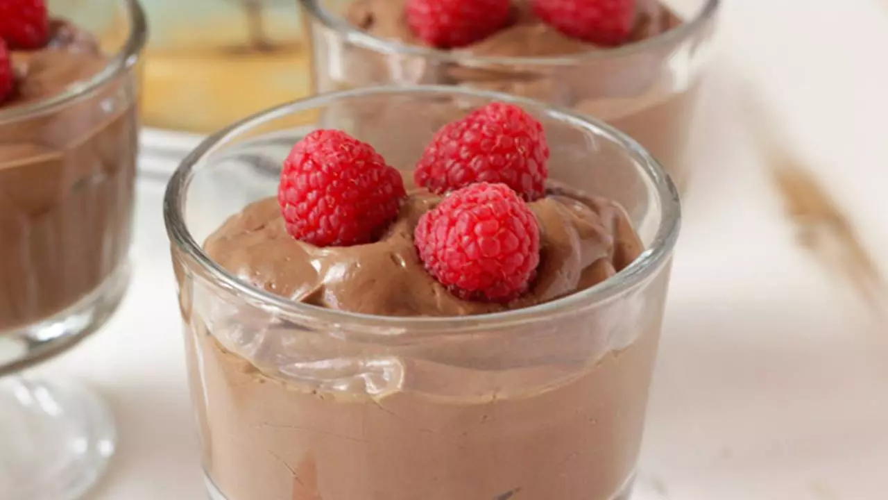 Tofu mousse with chocolate and raspberries, vegan dessert and very easy