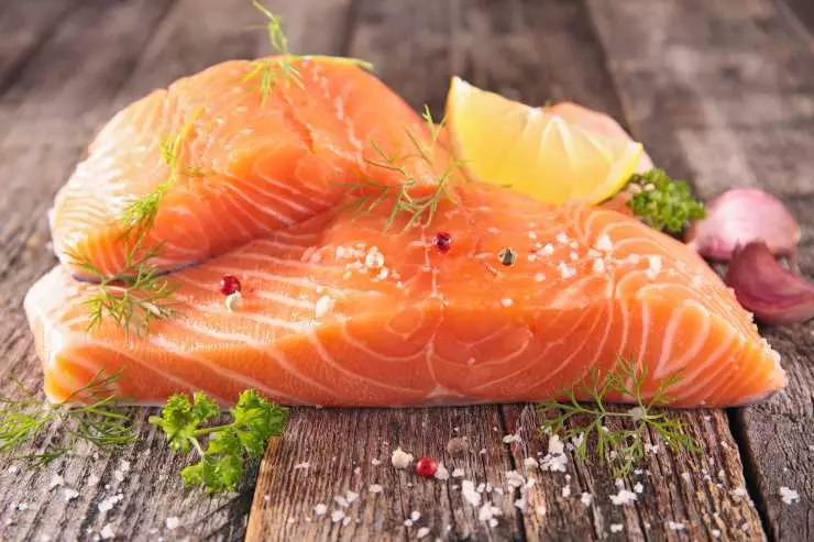 Salmon fillet le basil sauce - ricettasprint