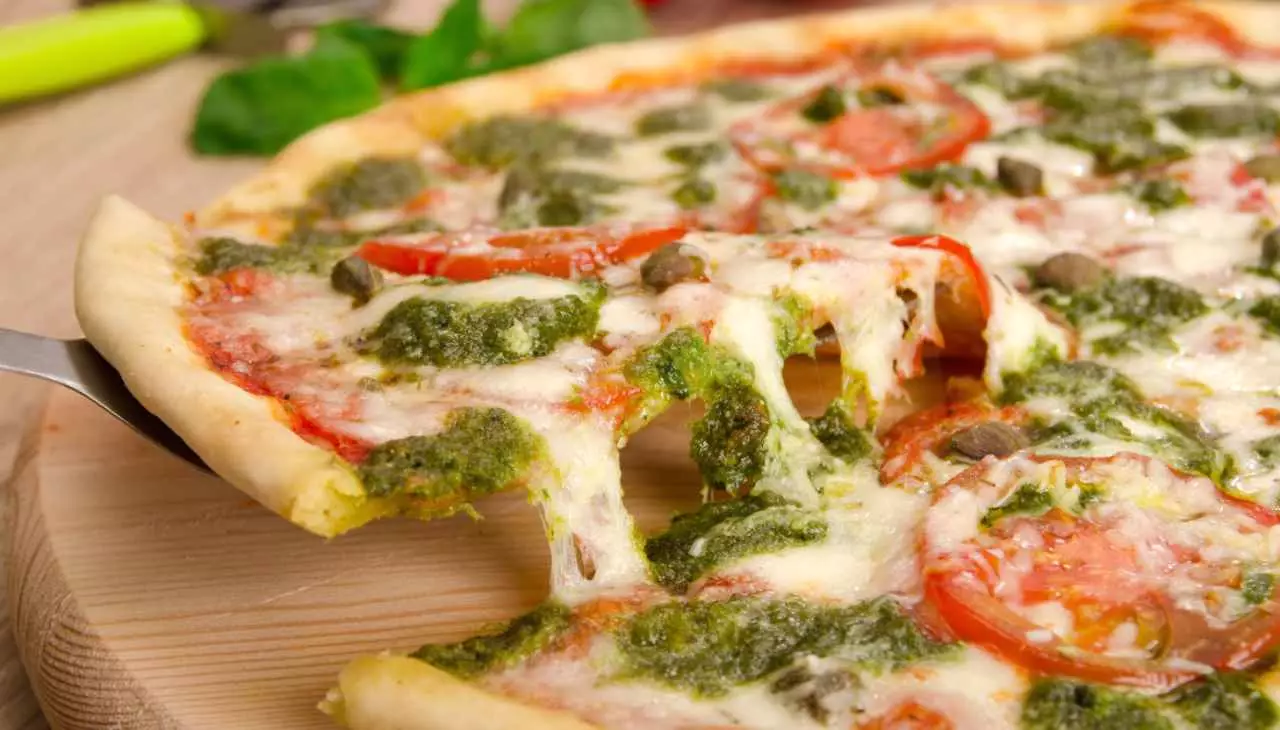 Genovese stringy pesto pizza l ഒരു ഇറ്റാലിയൻ ബ്രേക്കിനുള്ള ഒരു രുചികരമായ പാചകക്കുറിപ്പ്