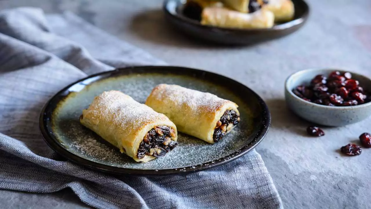 Mini strudel nga adunay uga nga blueberries ug walnuts | Usa ka dali ug sayon nga dessert