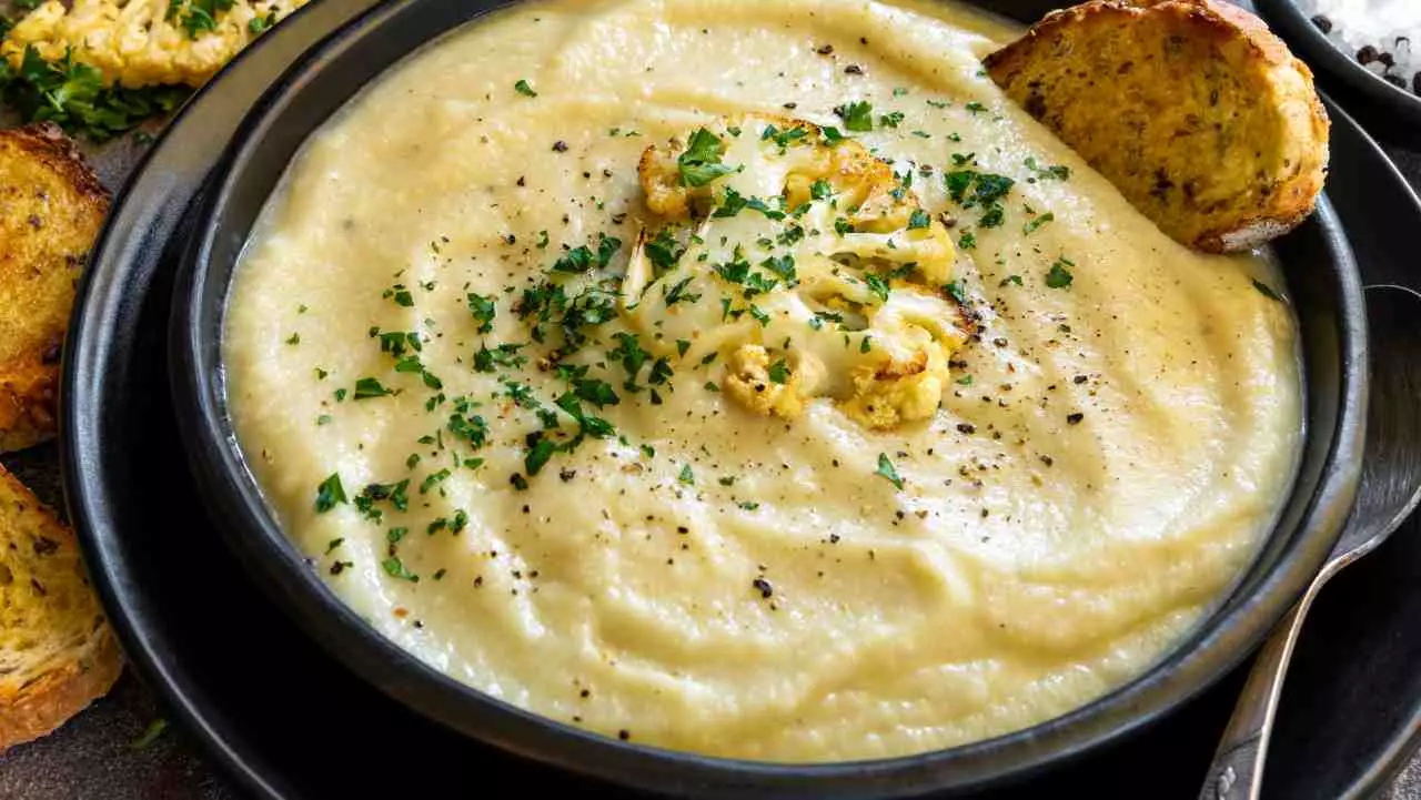 Creamy cauliflower purée bilang side dish para sa bata at matanda