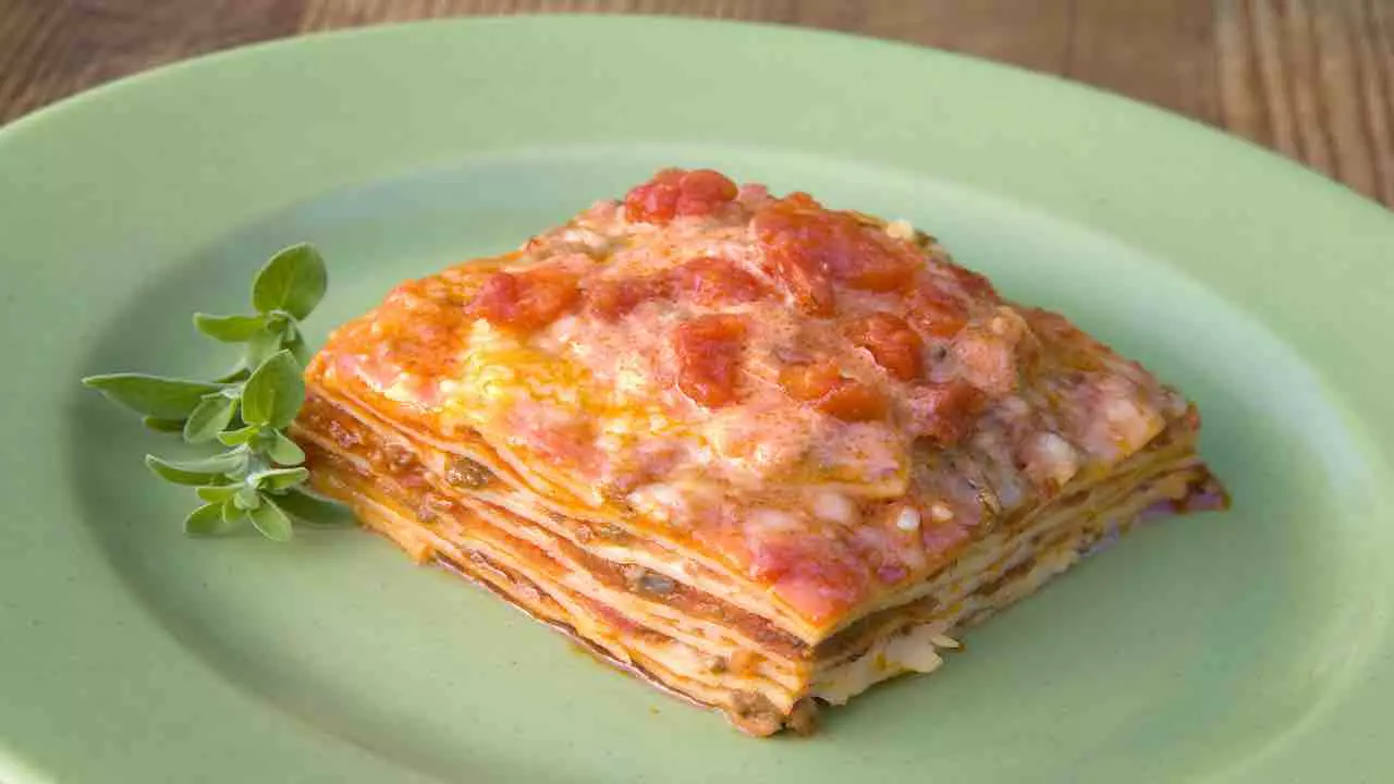 Lasagne alla pizzaiola: beshamel dhe mocarela, mbretëresha e kuzhinës